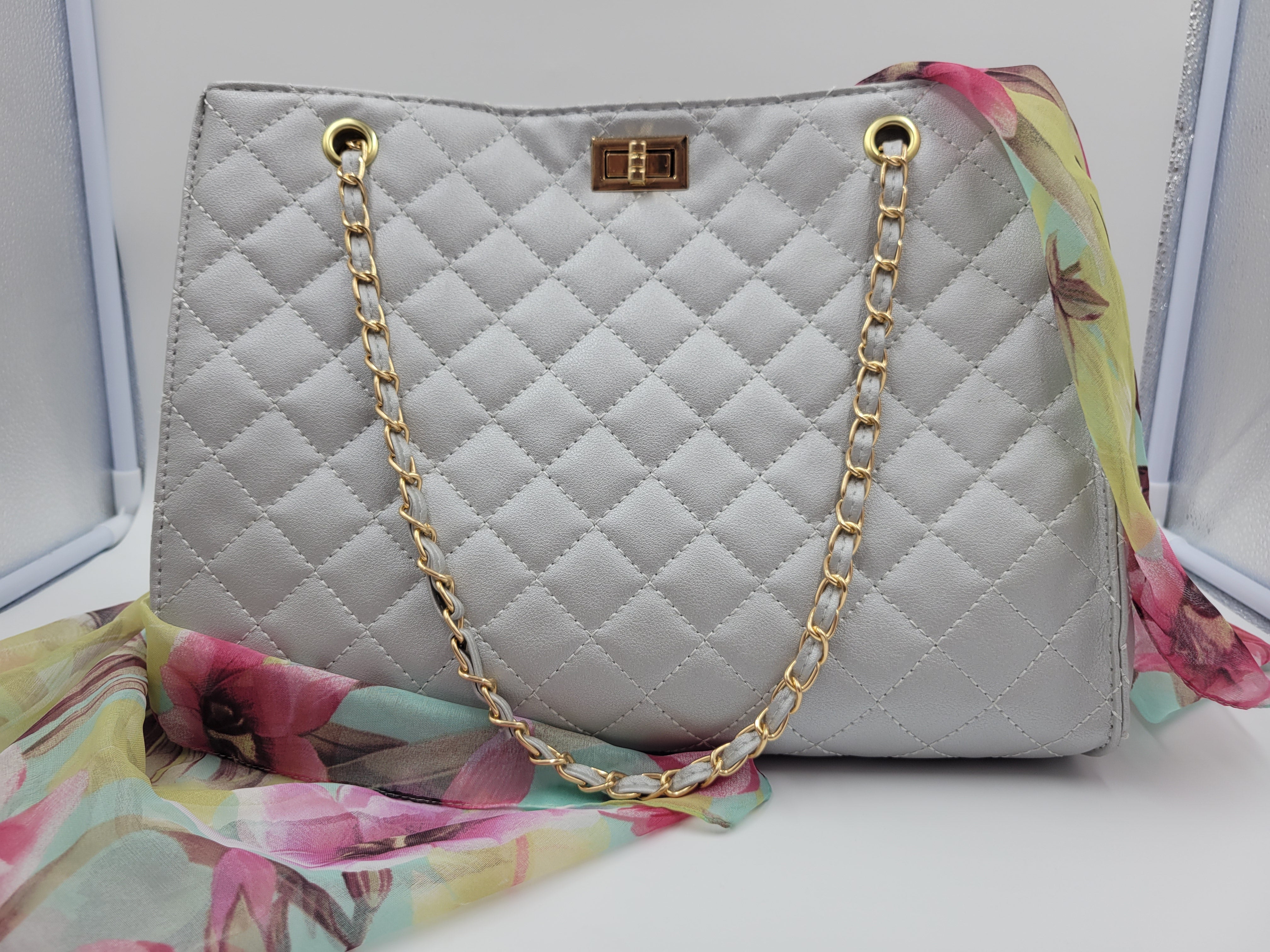 Everyday Diva Purse in Silver – For a Diva By a Diva